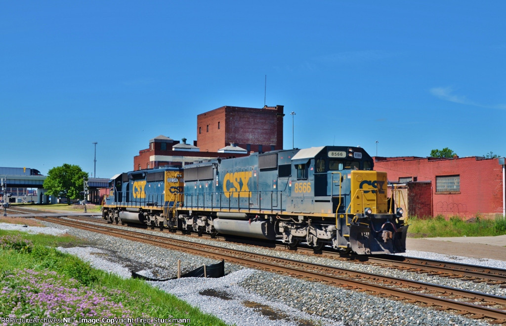 CSX 8566 follows along dutifully.